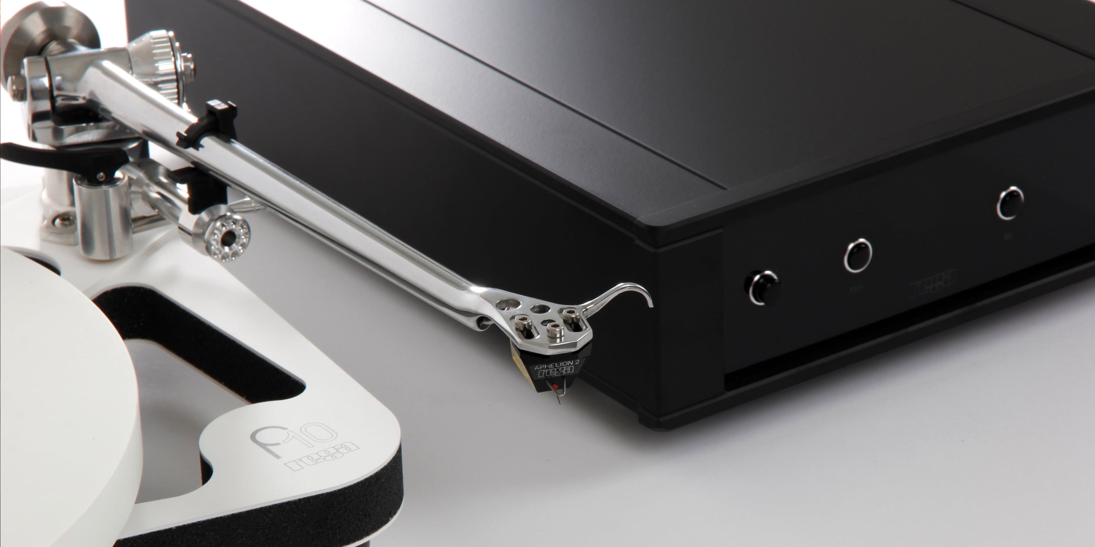 Rega | Planar 10 Turntable